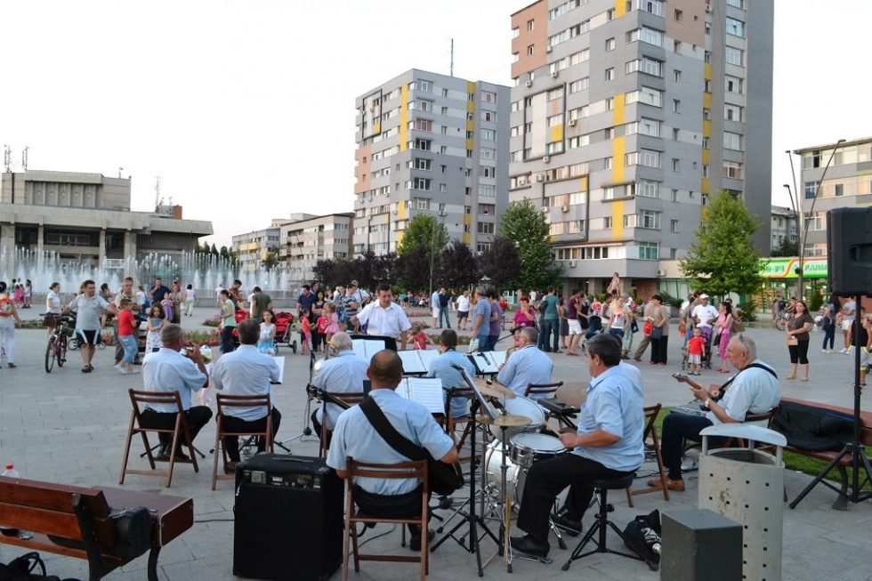 Lyra band îi încântă pe slătineni de aproape un deceniu